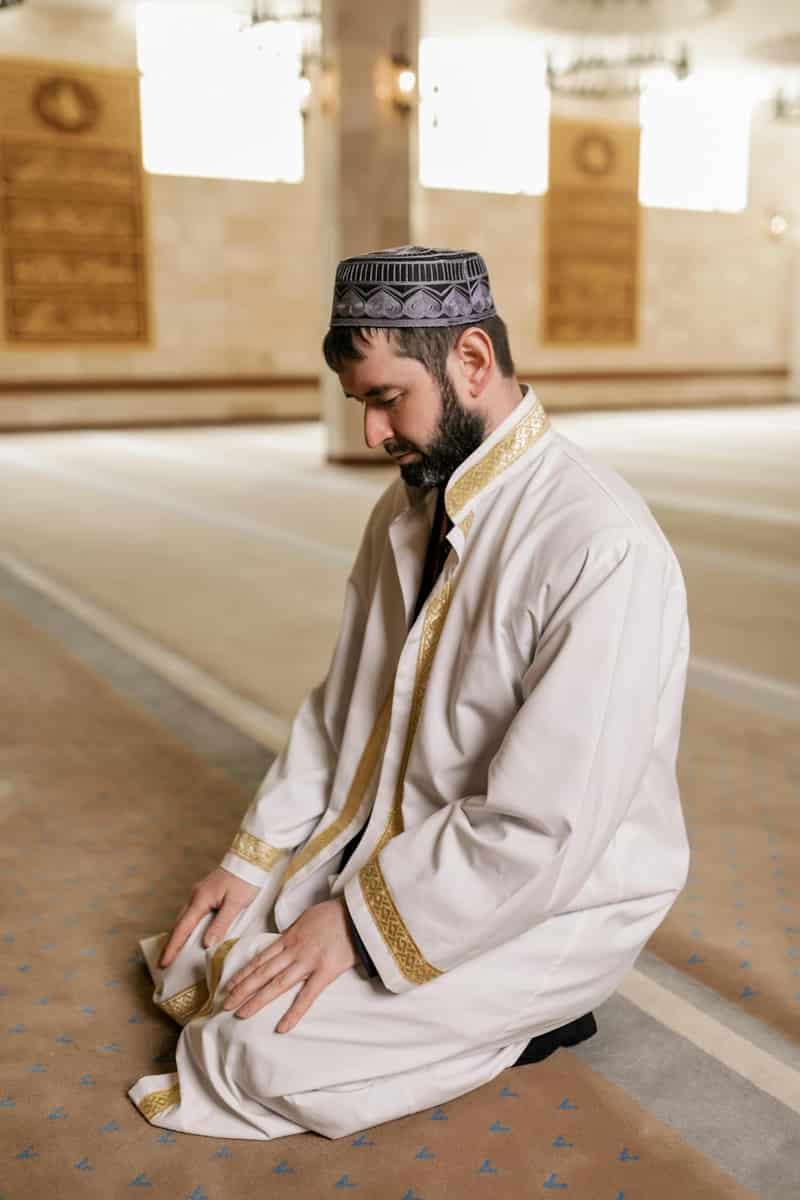 6 Common Mistakes When Performing Salah | Avoid Them!